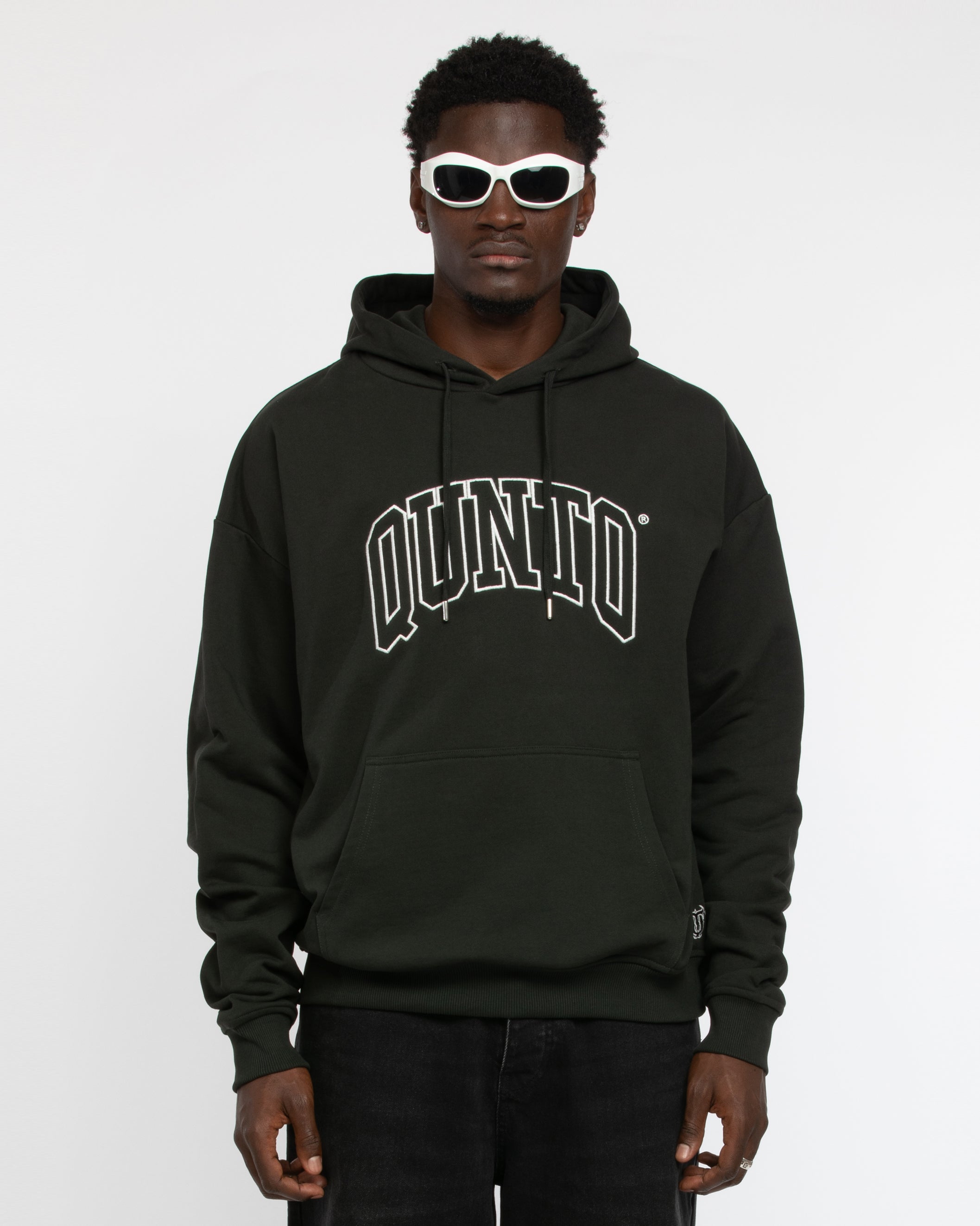 BLACK ON BLACK HOODIE – QUNTO™